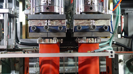 Treatment method of overflow material in blow molding machine head ...